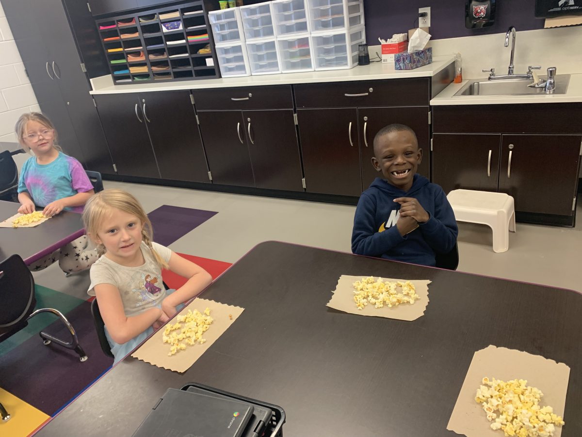 Kindergartners use popcorn to learn senses – Kenton City Schools