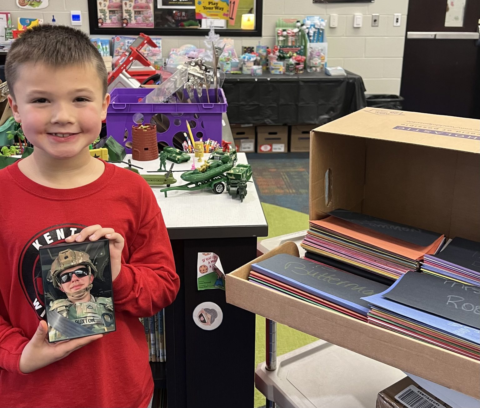 KES students make cards for KHS grad overseas – Kenton City Schools